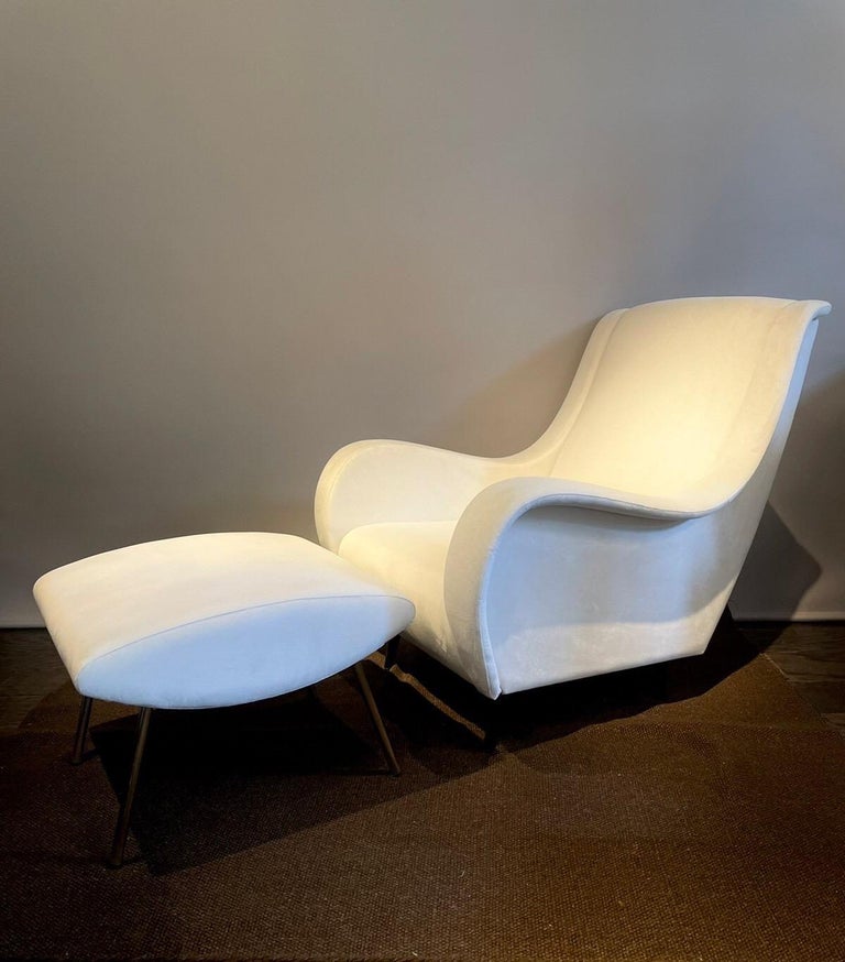 Mid-Century style Lounge Chair For Sale at 1stDibs