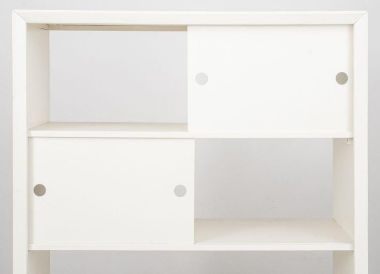 Mid-Century Style White Lacquered Bookcase For Sale at 1stDibs