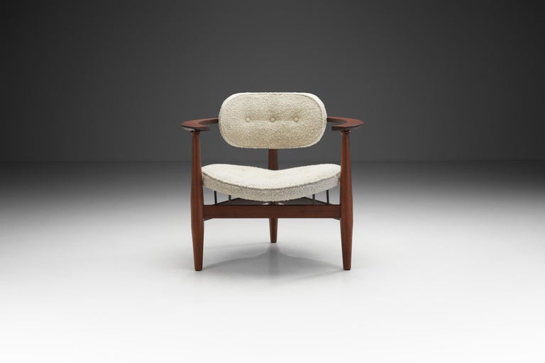 Mid-Century Tripod Shell Armchair, Europe, ca 1960s For Sale at 1stDibs