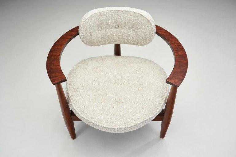Mid-Century Tripod Shell Armchair, Europe, ca 1960s For Sale at 1stDibs