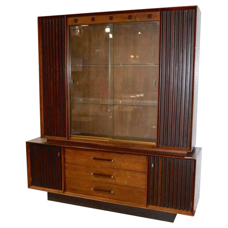 Huche deux pièces, style mid-century - En vente sur 1stDibs