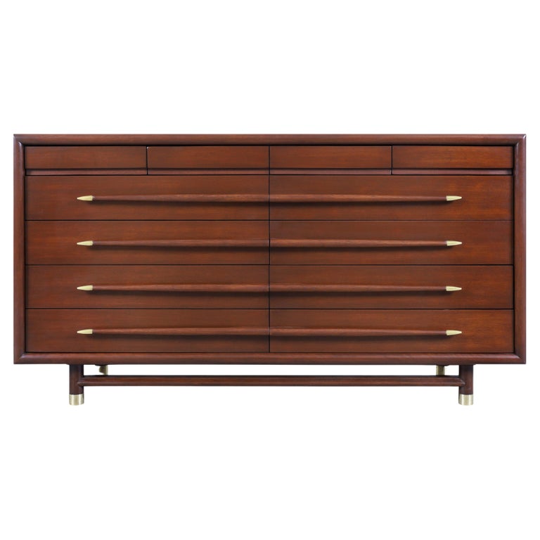 Commode du milieu du siècle en noyer et laiton de John Keal pour Brown ...