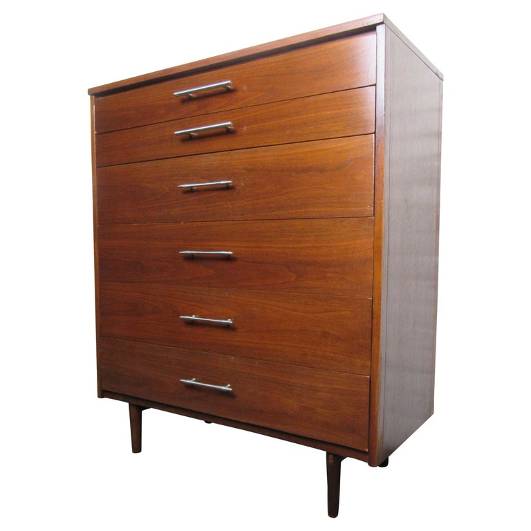 Mid-Century Walnut Dresser For Sale at 1stDibs