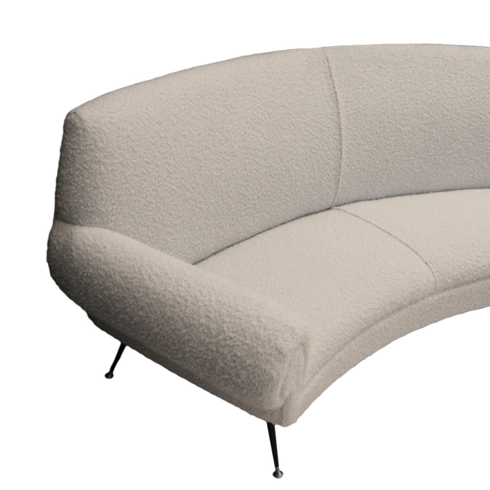 Mid-Century White Boucle Curved sofa with Six Legs by Gigi Radice for Minotti For Sale at 1stDibs