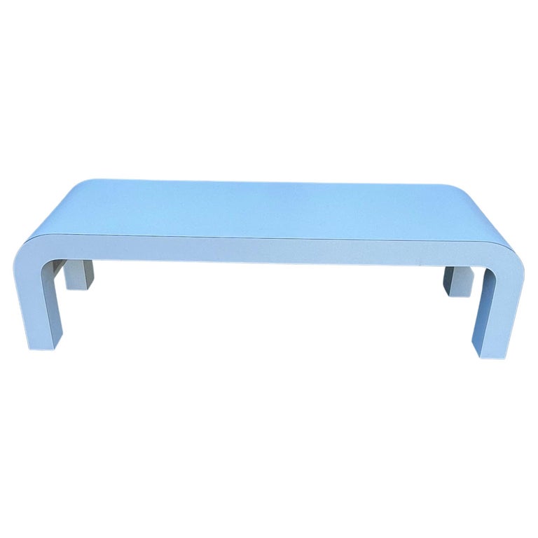 Table basse rectangulaire blanche du milieu du siècle dernier dans le ...