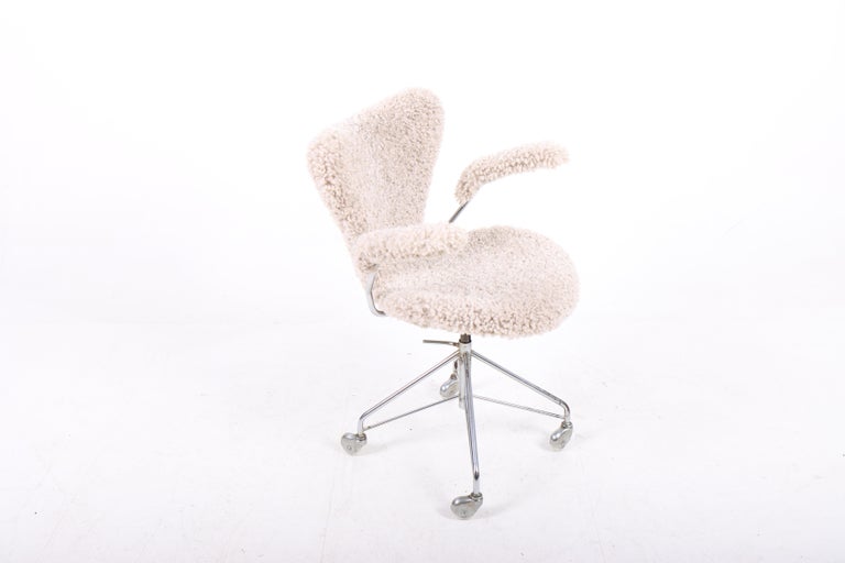 Midcentury Desk Chair Model 3117 in Sheepskin by Arne Jacobsen, 1960s ...