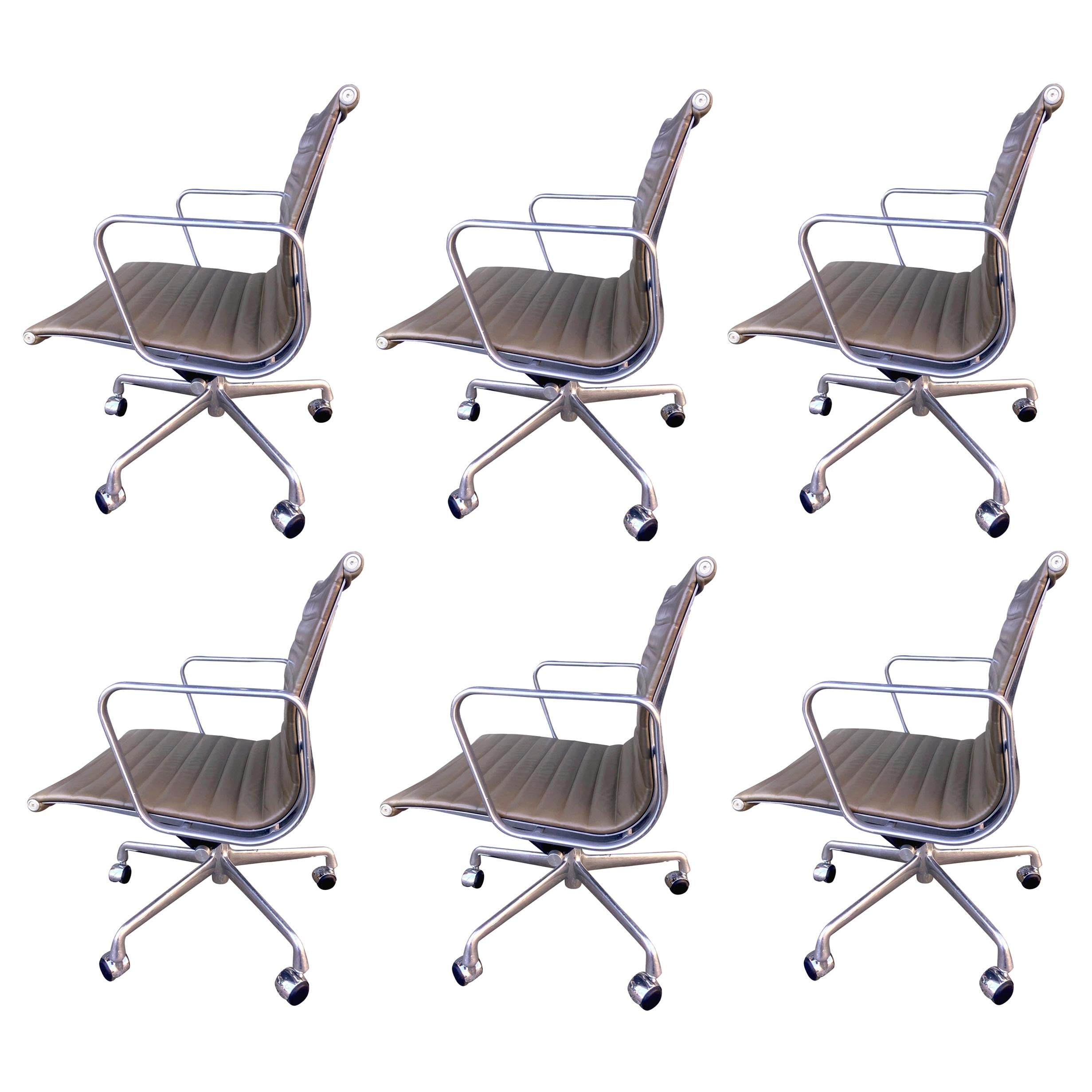 Single Eames Aluminium Group Chair by Vitra, 1980s For Sale at 1stDibs
