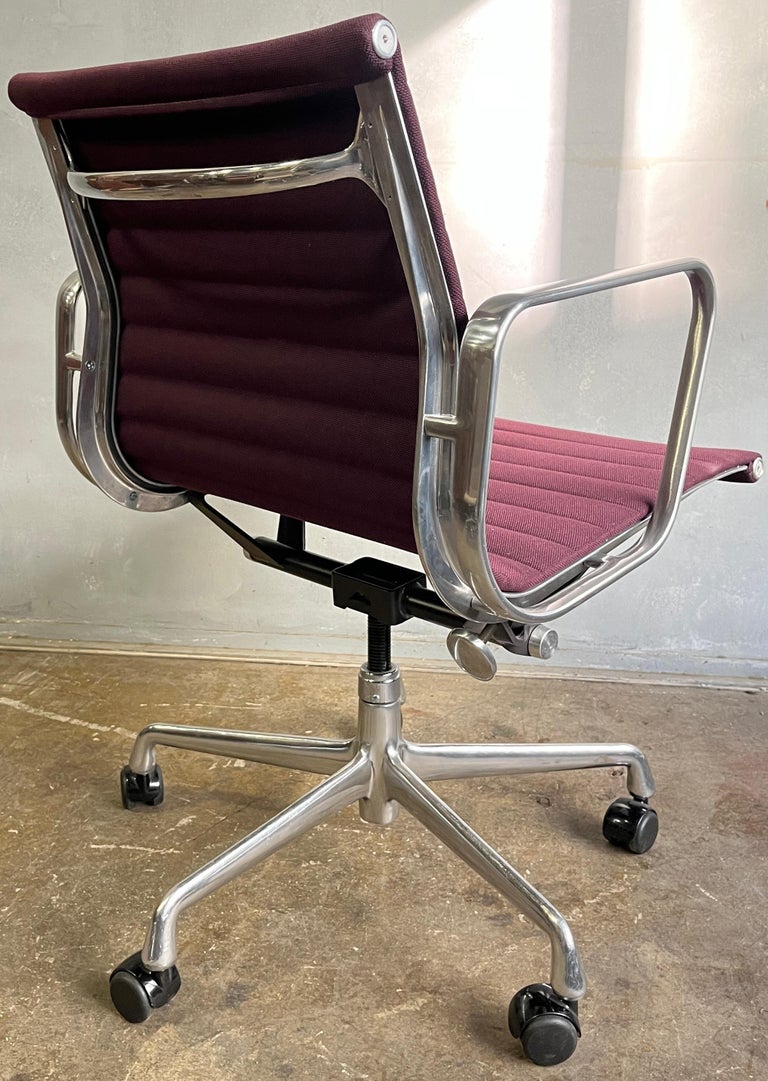 Midcentury Eames Aluminum Group Managment Chairs for Herman Miller For ...