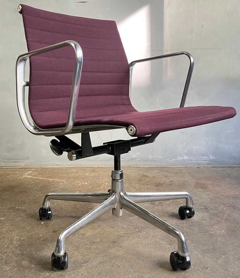 Midcentury Eames Aluminum Group Managment Chairs for Herman Miller For ...