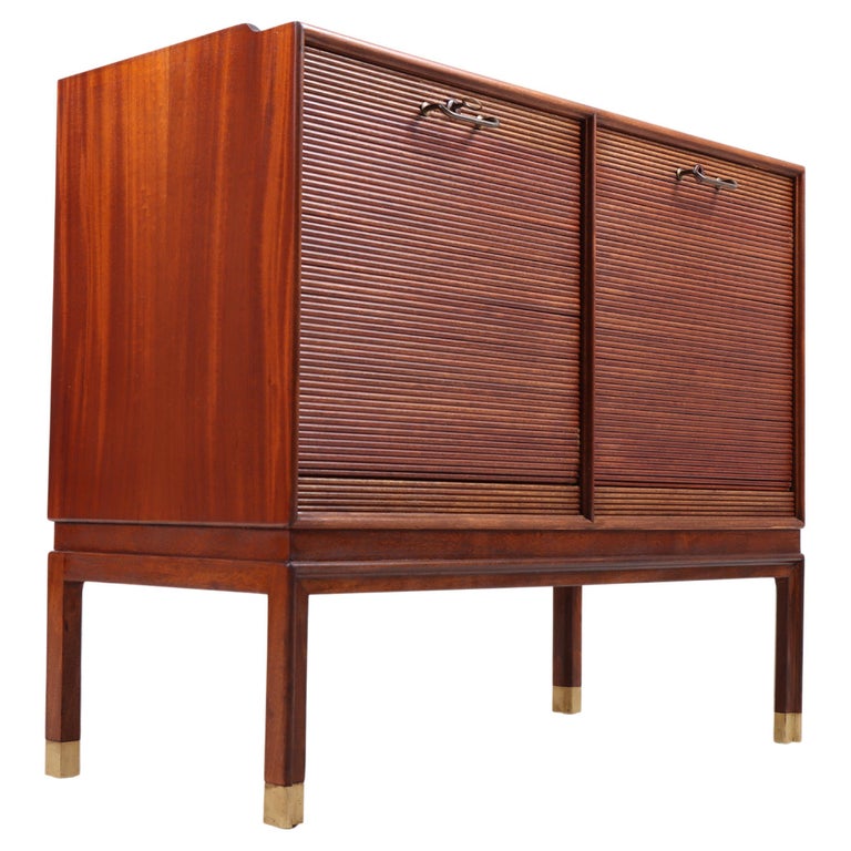 Classeur du milieu du siècle en acajou avec portes à tambour, 1950s ...