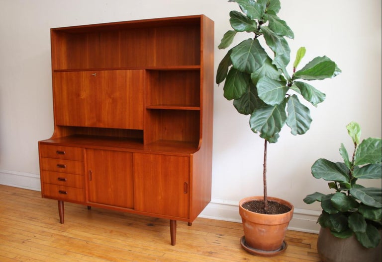 Midcentury Teak Danish Modern Dining Hutch For Sale at 1stDibs