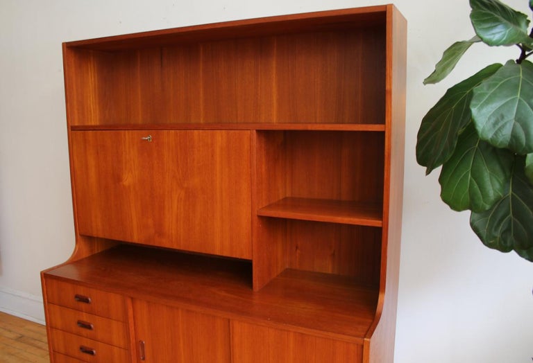 Midcentury Teak Danish Modern Dining Hutch For Sale at 1stDibs