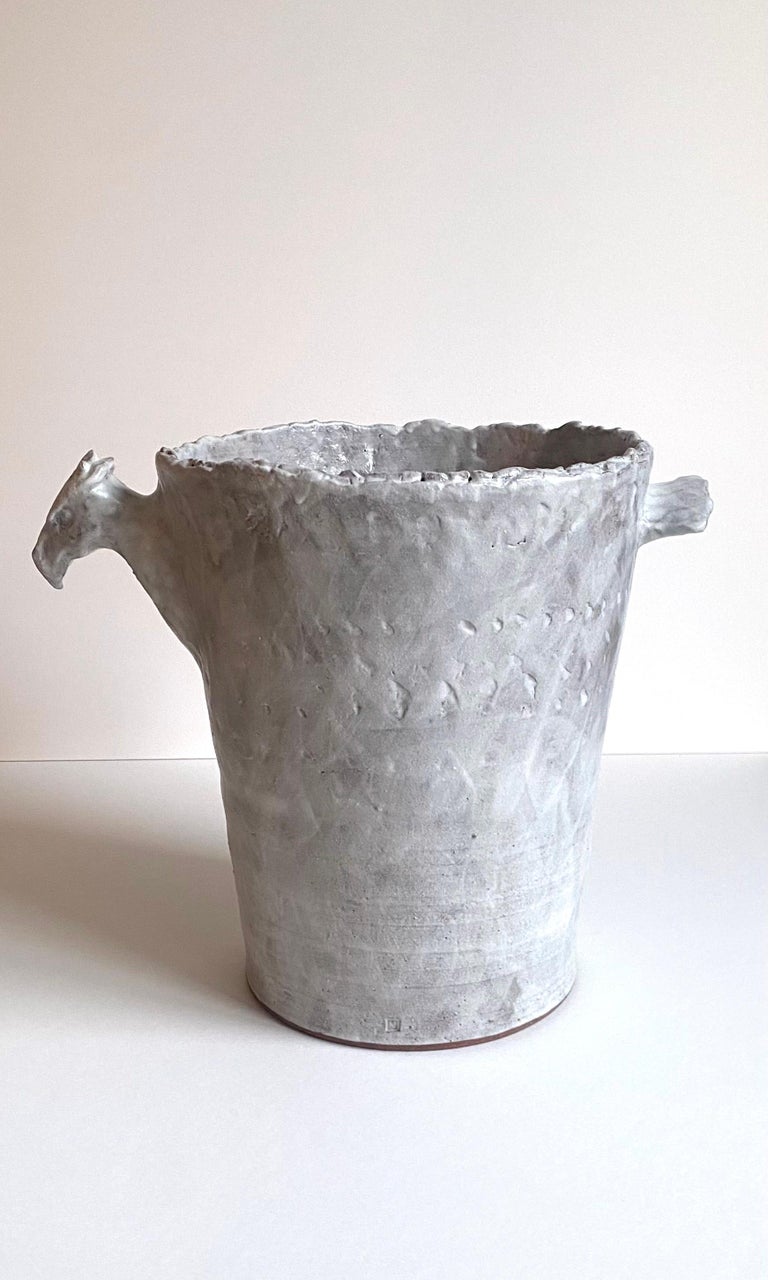 Mike Cerv – „“Weidenvogel-Pflanzgefäß““ 2021, Keramik-Pflanzgefäß mit ...