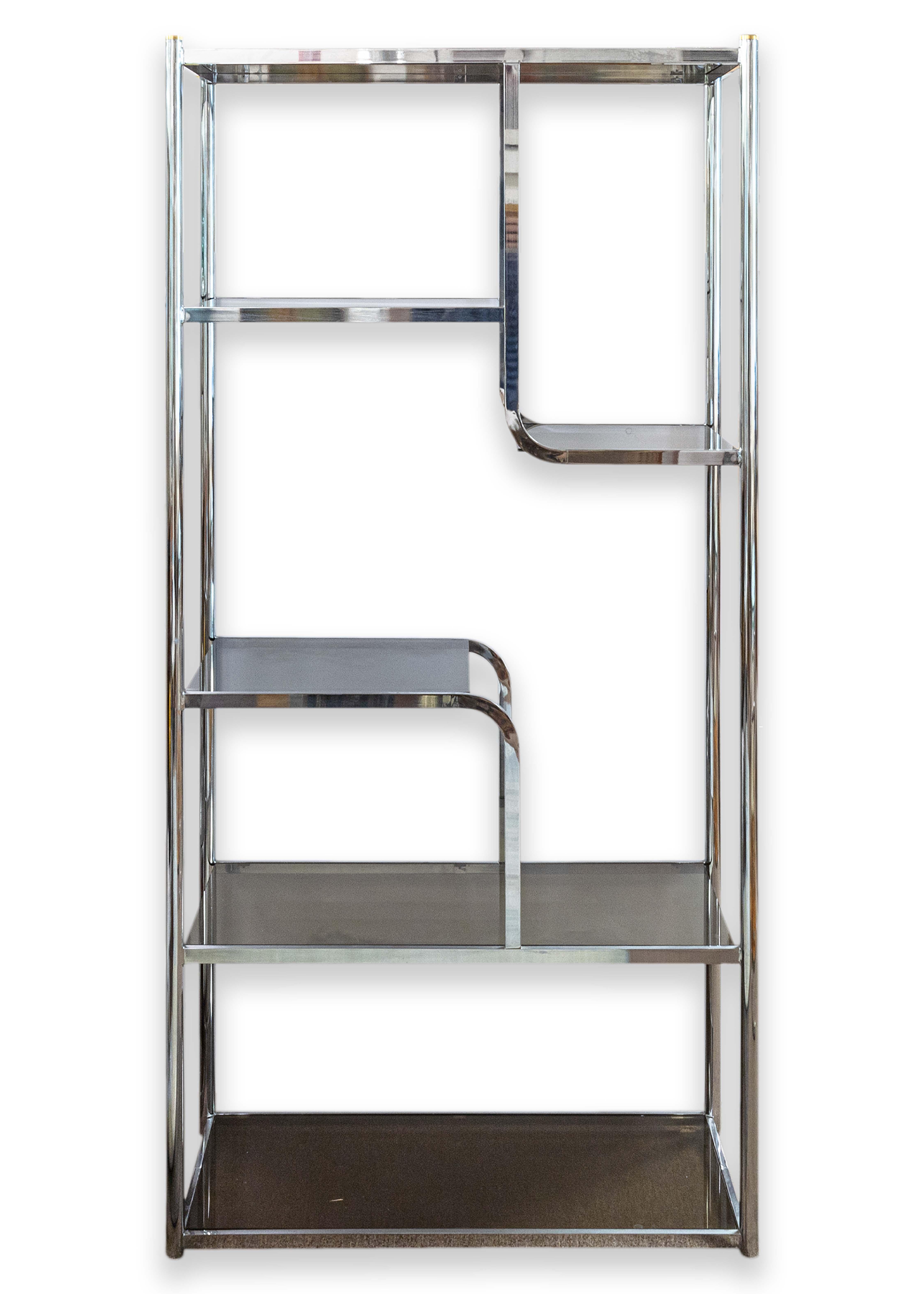 Milo Baughman Freistehender Etagere Regalschrank aus Chrom und Rauchglas bei 1stDibs