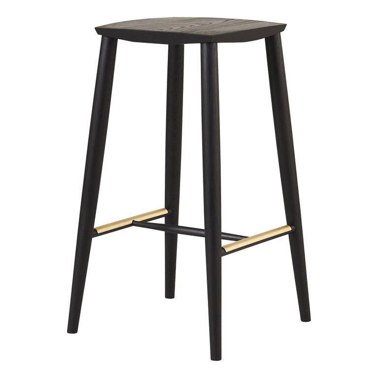 Minimalistischer schwarzer Barhocker mit Fußstützen aus Messing von ...