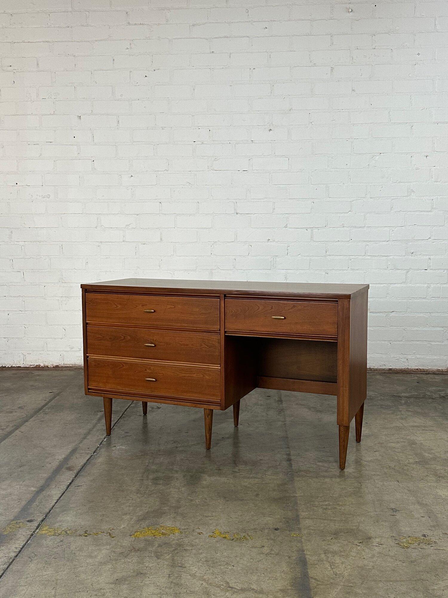 Minimal Mid Century Desk For Sale at 1stDibs