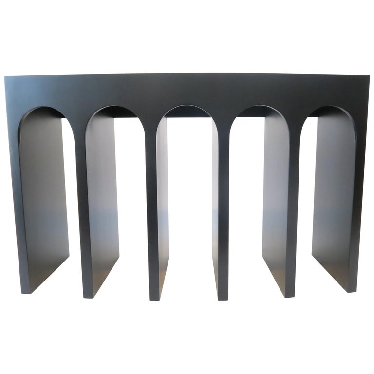 Console à façade incurvée minimaliste avec arches en noir de Martin et ...