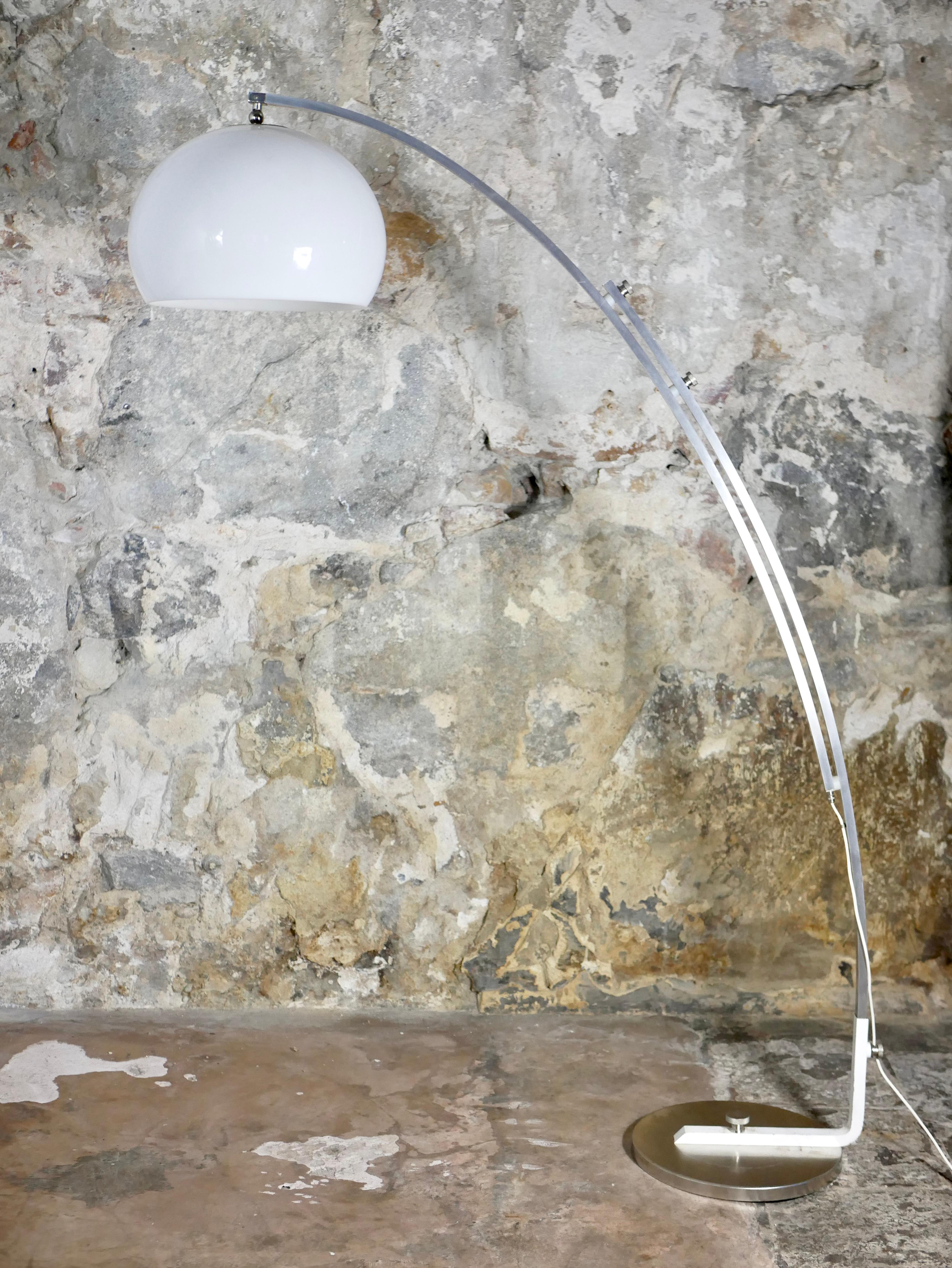 Minimalistic arc floorlamp in the style of Goffredo Reggiani, 1970s For ...