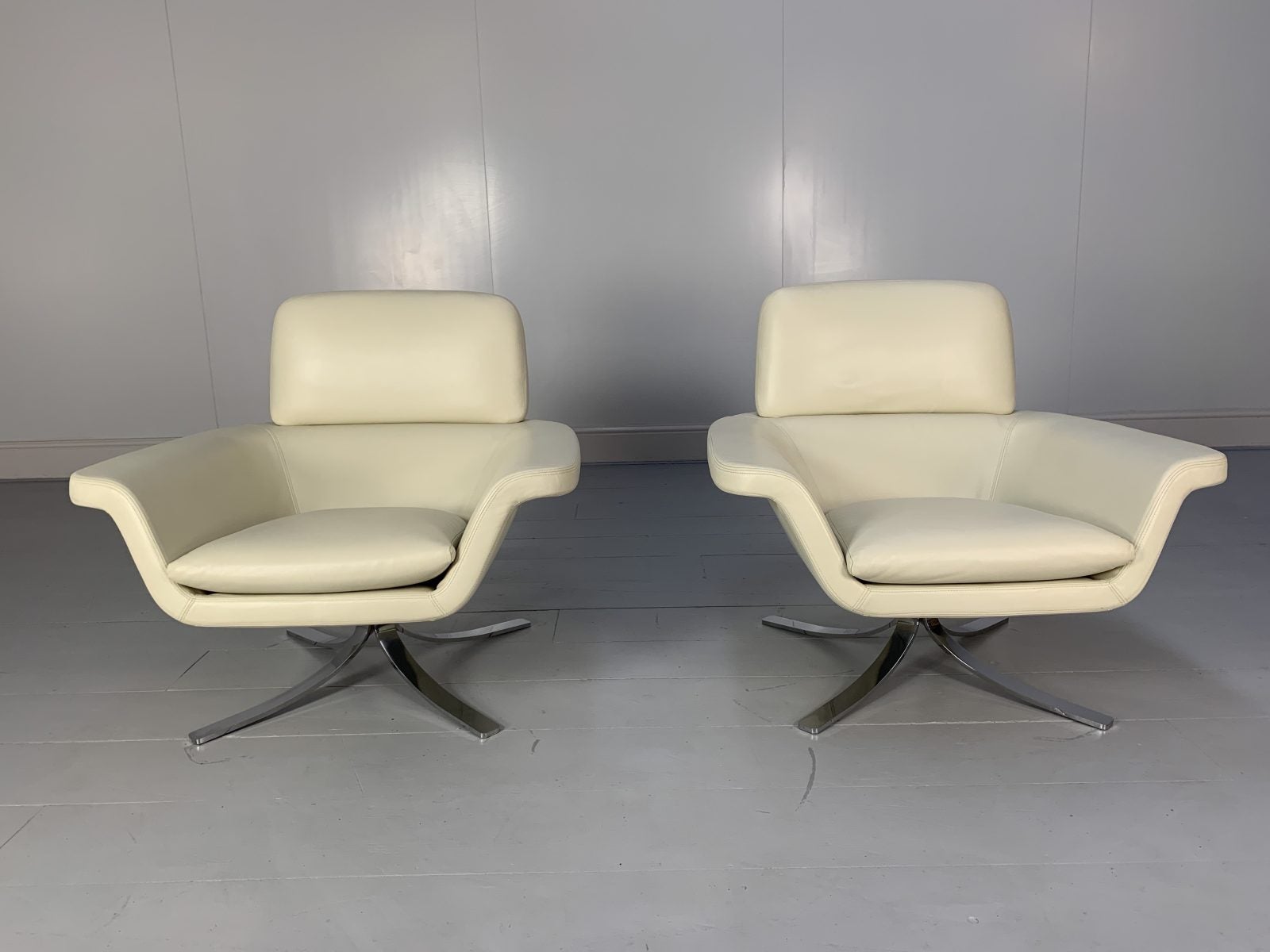 Minotti “Blake Soft” Armchairs – In Ivory Leather For Sale at 1stDibs