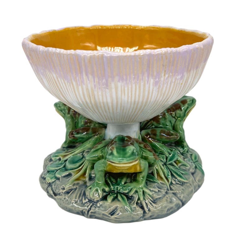 Minton Majolika- Pilz-Tazza mit Drei-Frog-Sockel, englisch, datiert ...