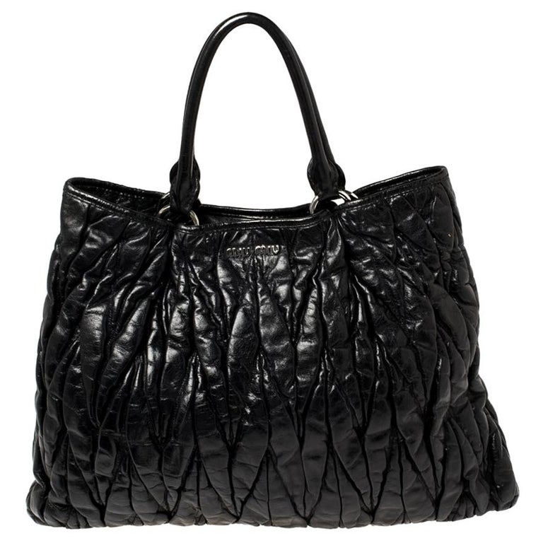 Miu Miu Fourre-tout en cuir matelass glac noir sur 1stDibs