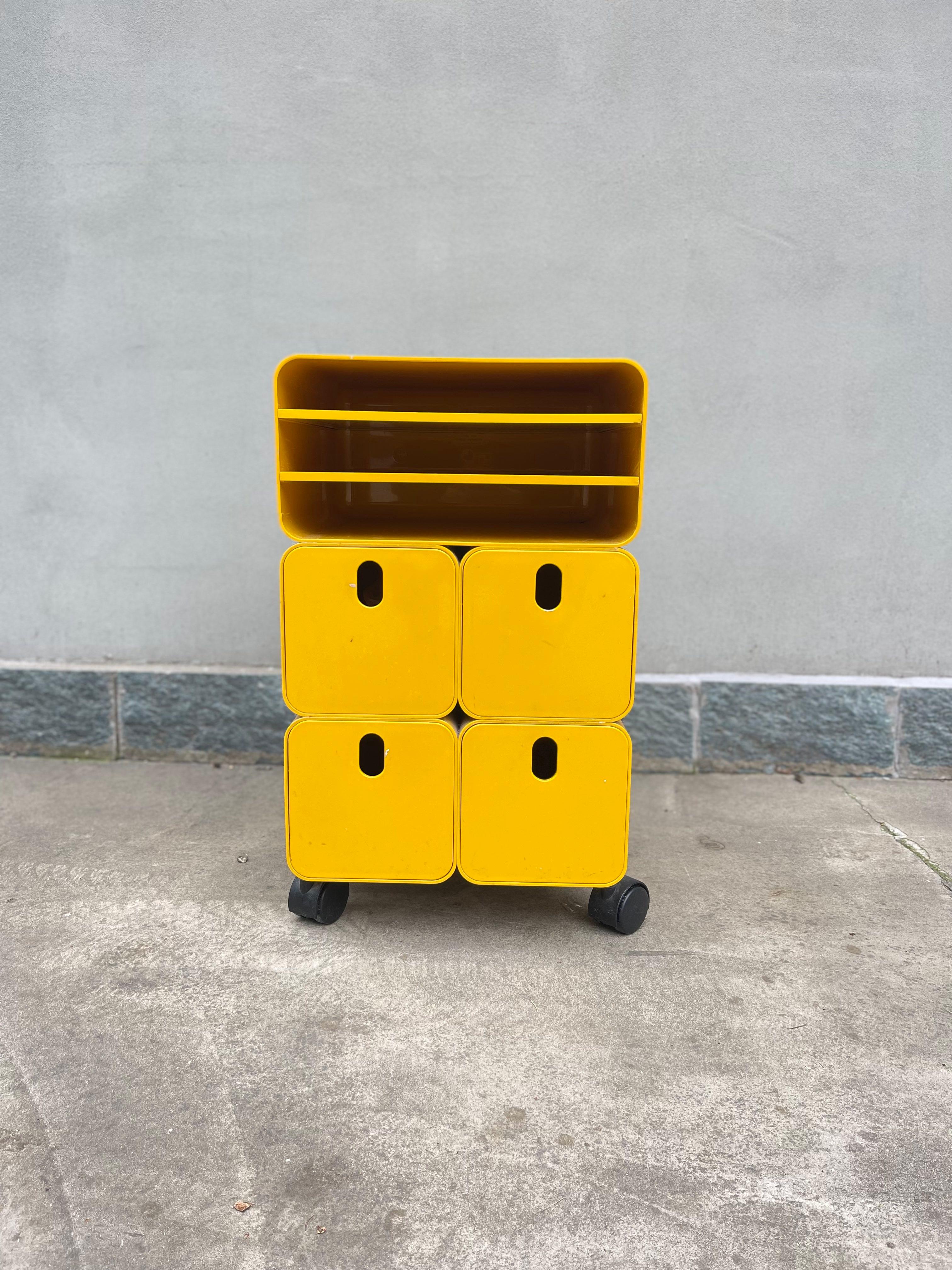 Mobiletto a Scombarti Design 70s, Giallo, Plastic, Vintage at 1stDibs