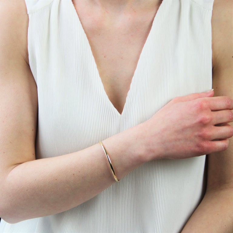 Modern 18 Karat Yellow Gold Oval Bangle Bracelet For Sale at 1stDibs