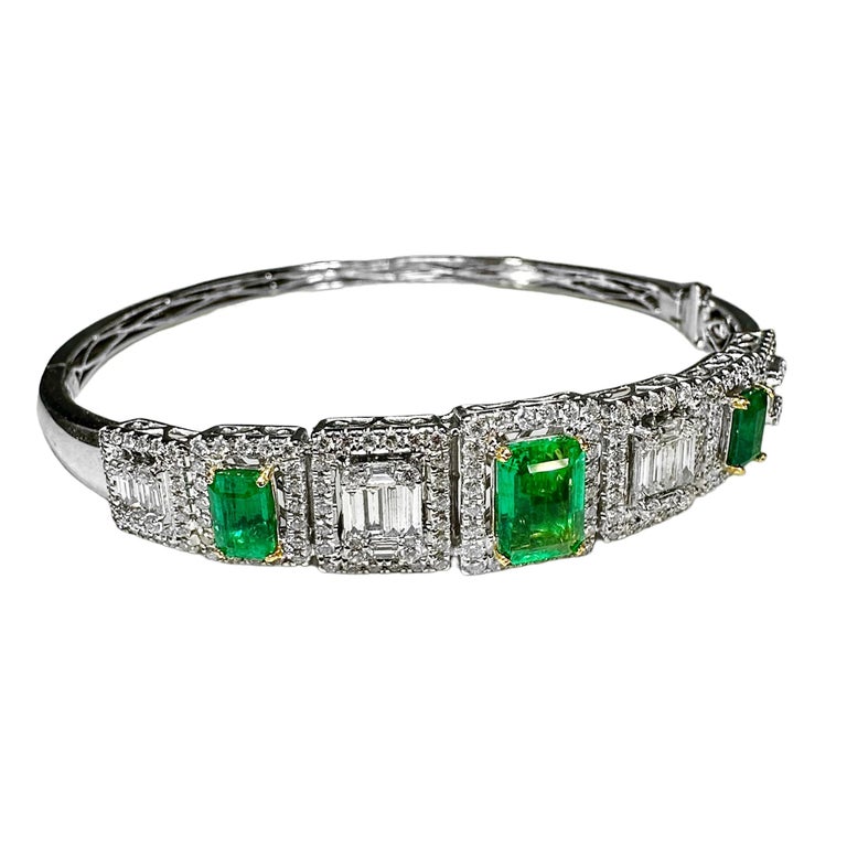 Modern 18K White Gold Emerald and Diamond Bangle Bracelet at 1stDibs