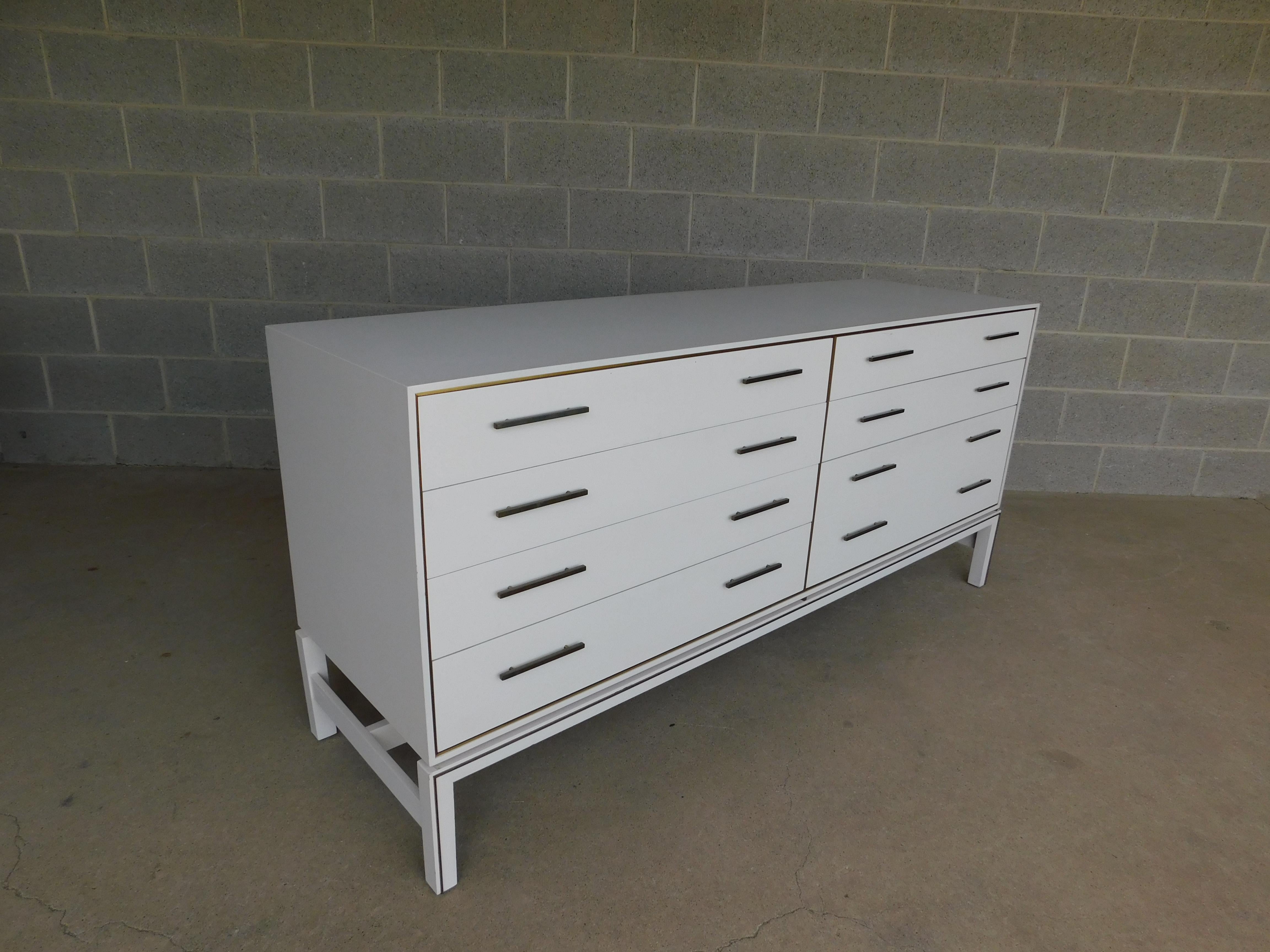 Comò moderno di metà secolo di John Stuarts in vendita su 1stDibs