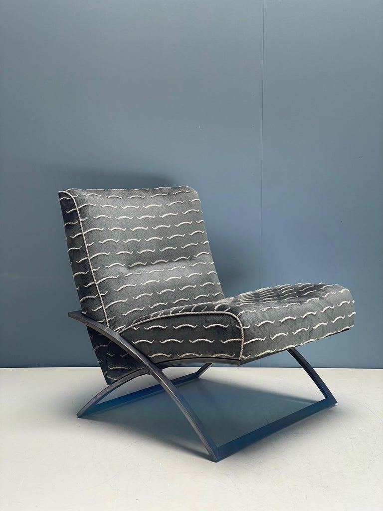 Moderner moderner Sessel, Gestell aus Messing mit gealtertem Metall ...