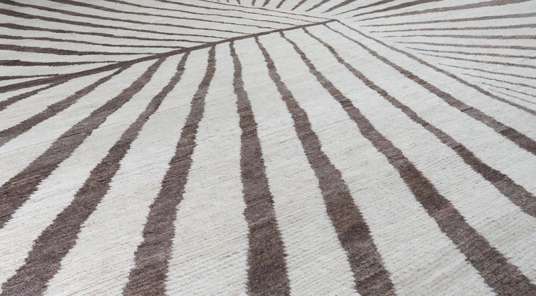 Modern Astor Wool Rug with a Geometric Design For Sale at 1stDibs