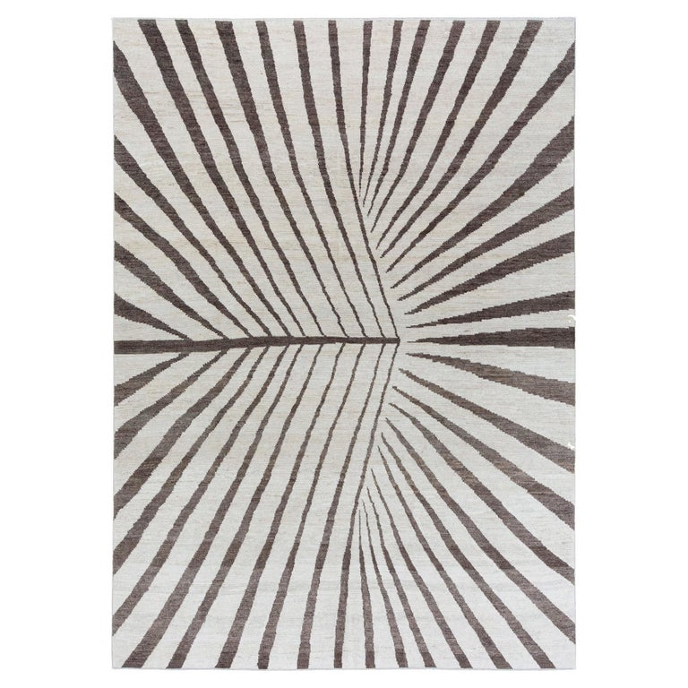 Modern Astor Wool Rug with a Geometric Design For Sale at 1stDibs