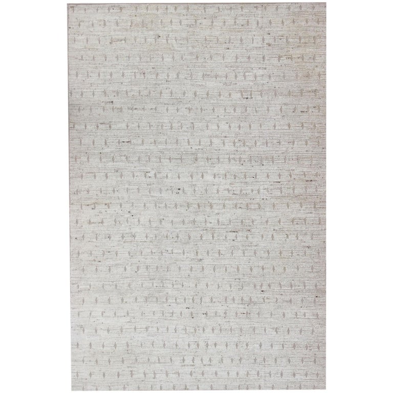 Modern Casual Rug with Hi-Low Pile in White and Taupe For Sale at 1stDibs