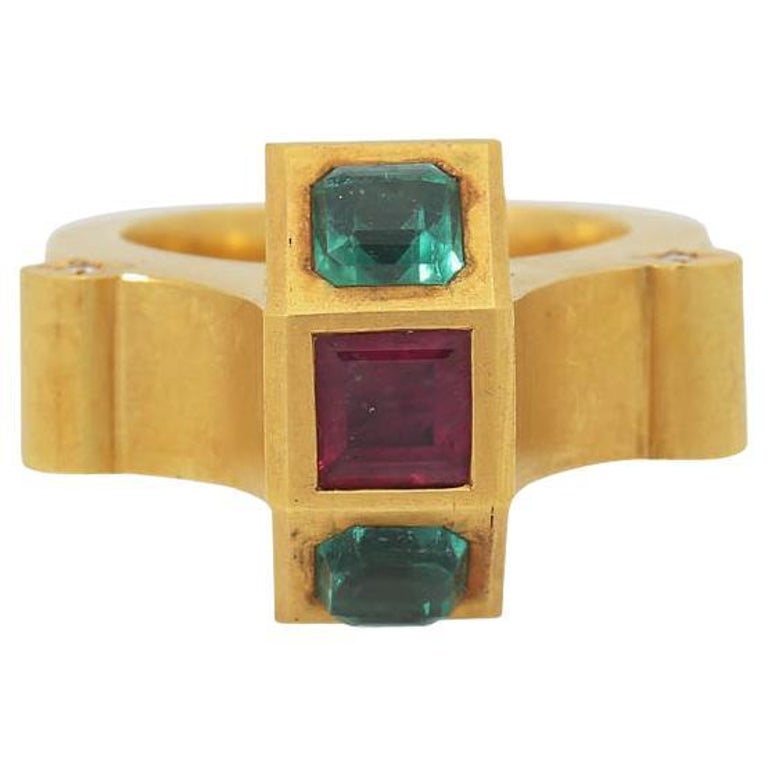 Modern Designer Ring with Fine Emeralds For Sale at 1stDibs