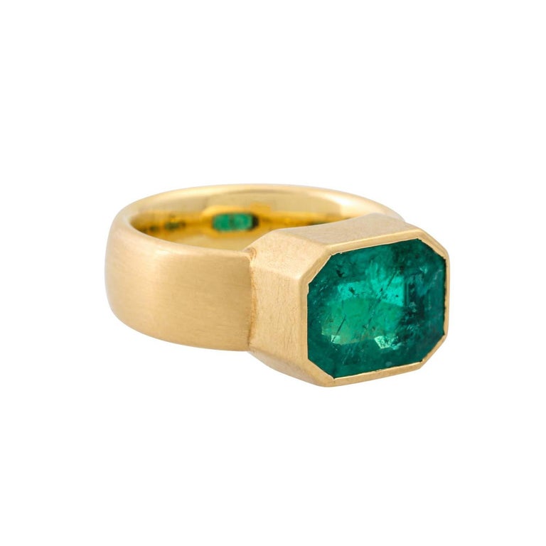 Modern ladies' ring, esp. with 1 emerald approx. 4.6 cts. in lively ...
