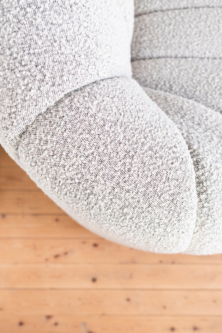 Modern Organic-Shaped Sofa in Off-White Bouclé Fabric For Sale at 1stDibs