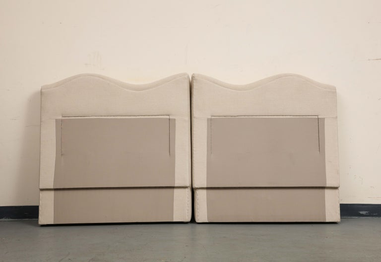 Modern Upholstered Linen Queen Bed with Scalloped Headboard and ...