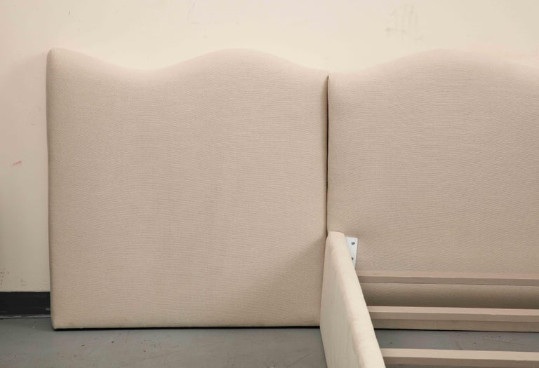 Modern Upholstered Linen Queen Bed with Scalloped Headboard and ...