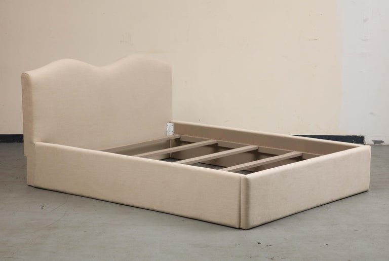 Modern Upholstered Linen Queen Bed with Scalloped Headboard and ...