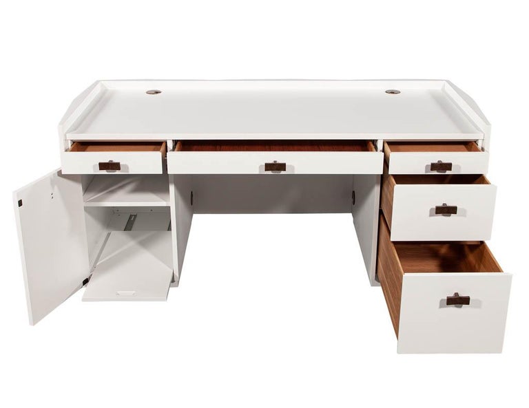Modern White Lacquered Executive Desk For Sale at 1stDibs