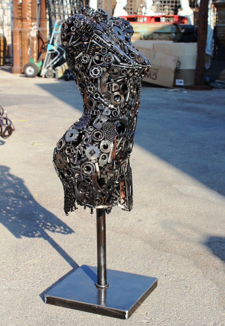 Sculpture de torse en fer moderniste composée de pièces mécaniques - En ...