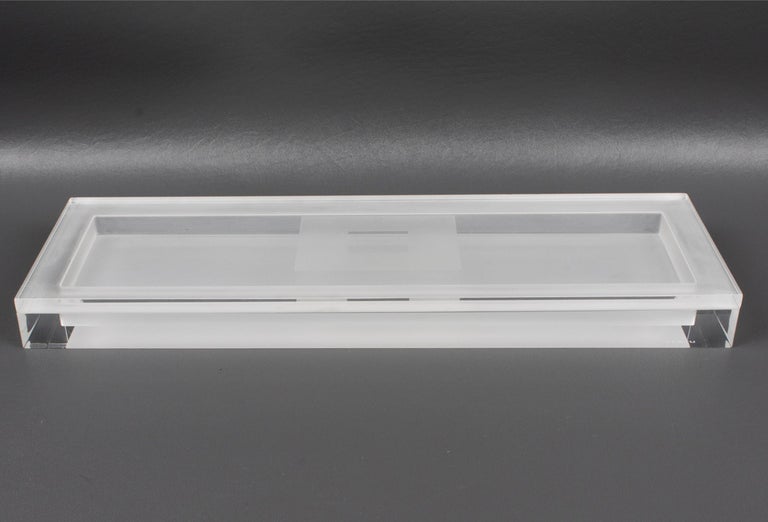 Modernist Long and Flat Lucite Box, 1980s For Sale at 1stDibs