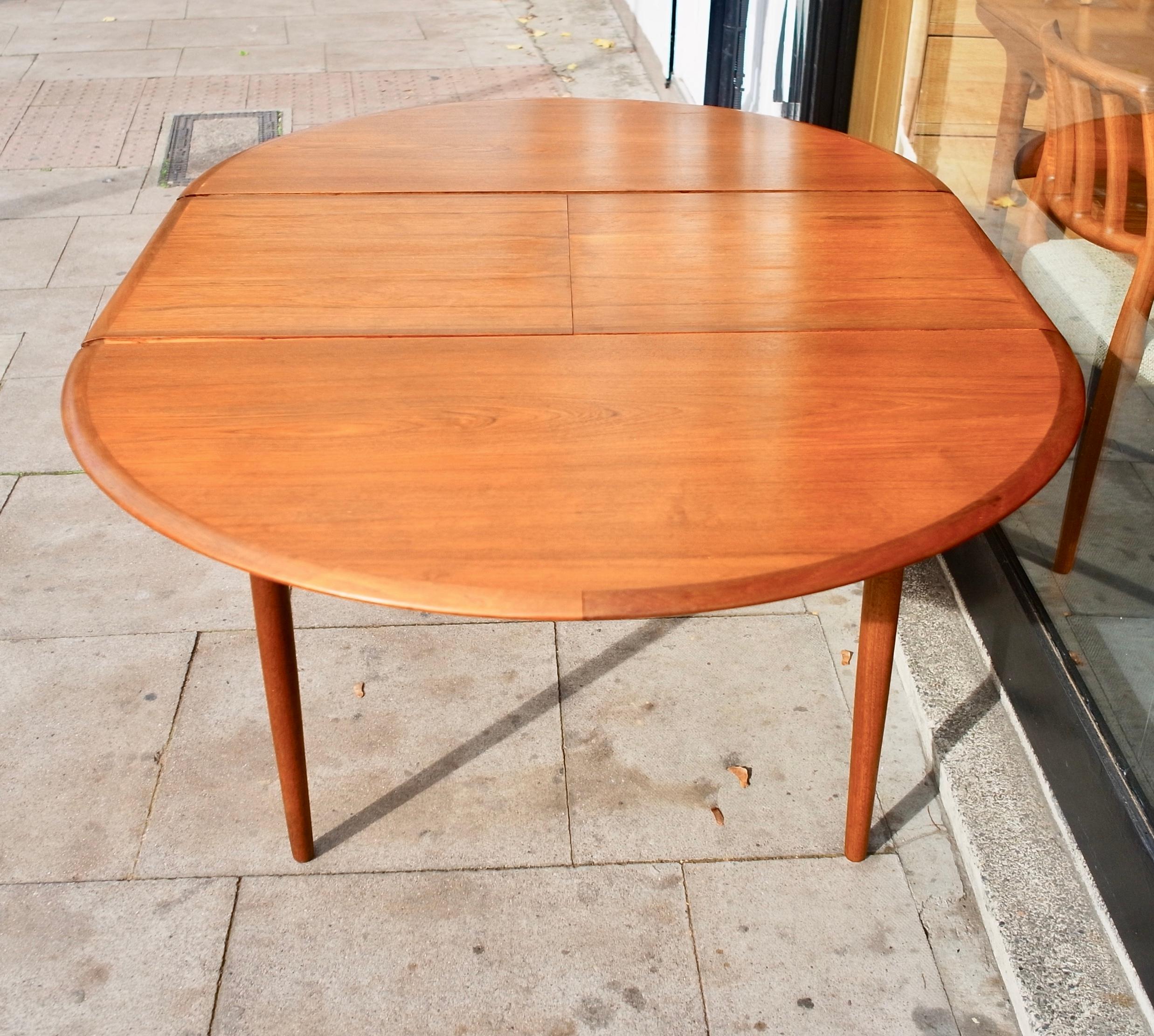 Mogens Kold MK 216 Teak Round Dining Table by Arne Hovmand-Olsen For ...