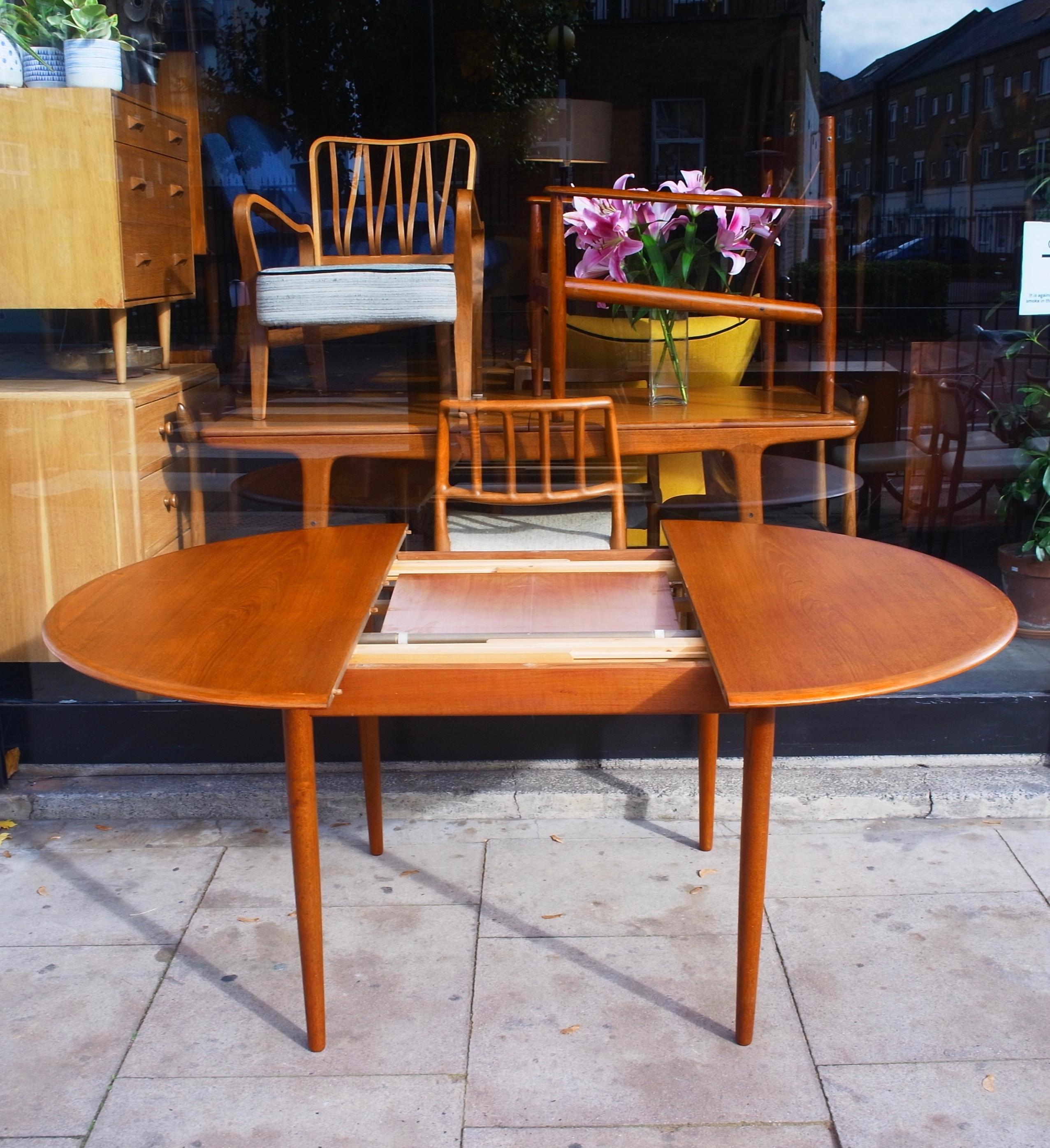 Mogens Kold MK 216 Teak Round Dining Table by Arne Hovmand-Olsen For ...