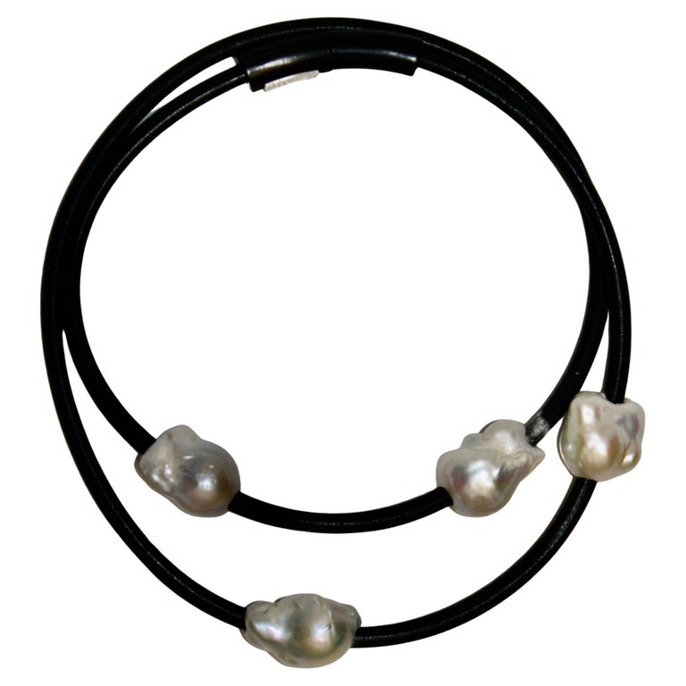 Monies Collier torsadé en perles baroques et cuir - En vente sur 1stDibs