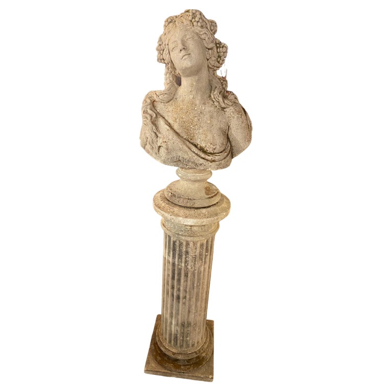 Statue de déesse monolithique du vin En vente sur 1stDibs