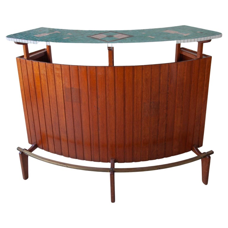 Bar en forme de lune avec repose-pieds et plateau en mosaïque, comptoir ...