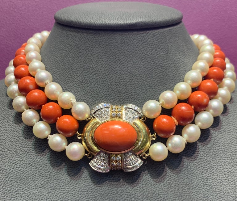 Collier de corail et de perles à plusieurs rangs En vente sur 1stDibs