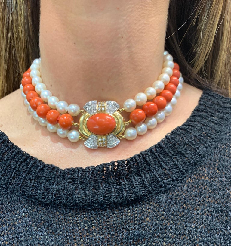 Collier de corail et de perles à plusieurs rangs En vente sur 1stDibs