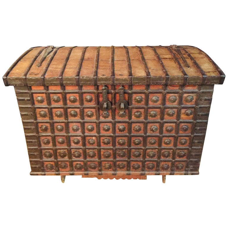 Museale Antique Flat-Top Chest, circa 16th-17th Century For Sale at 1stDibs